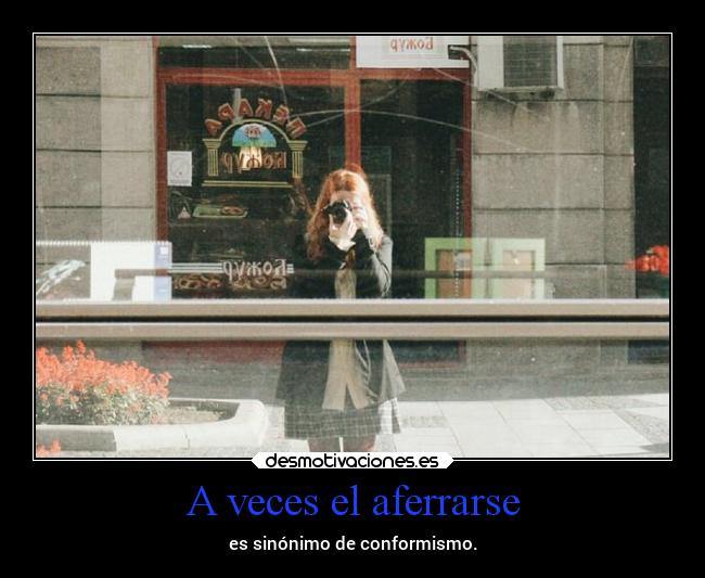 A veces el aferrarse | Desmotivaciones